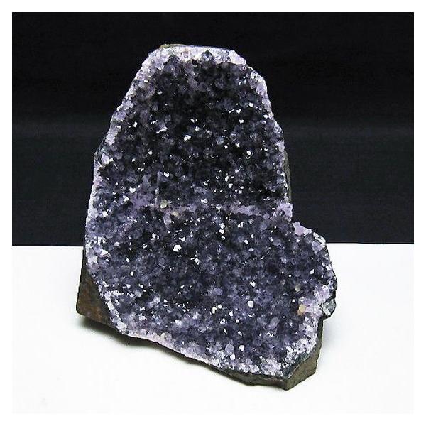 【アメジストクォーツ（紫水晶）】アメジストは透き通った美しい紫の色をした水晶です。はるか昔より紫は高貴な色とされ、様々な宗教儀式に用いられ、皇族にも愛用された水晶です。アメジストは非常に魔よけのパワーが強いといわれ、邪気を散らし、霊的なもの...