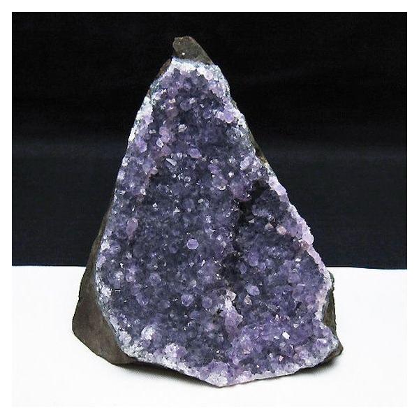 【アメジストクォーツ（紫水晶）】アメジストは透き通った美しい紫の色をした水晶です。はるか昔より紫は高貴な色とされ、様々な宗教儀式に用いられ、皇族にも愛用された水晶です。アメジストは非常に魔よけのパワーが強いといわれ、邪気を散らし、霊的なもの...