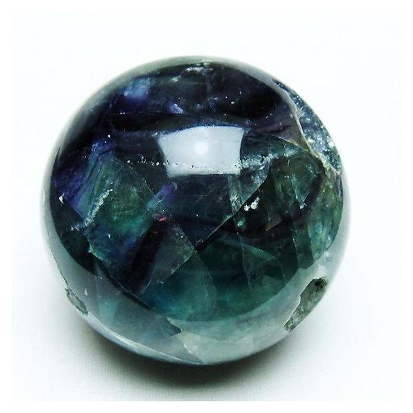 【フローライト（蛍石）】フローライトはハロゲン化鉱物の一種。紫外線や熱を加えると蛍光現象がみられることから、和名は蛍石といいます。様々な色が存在し、グリーン、パープル、ブルー等があり、ミックスカラーのものはレインボーフローライトと呼ばれます...