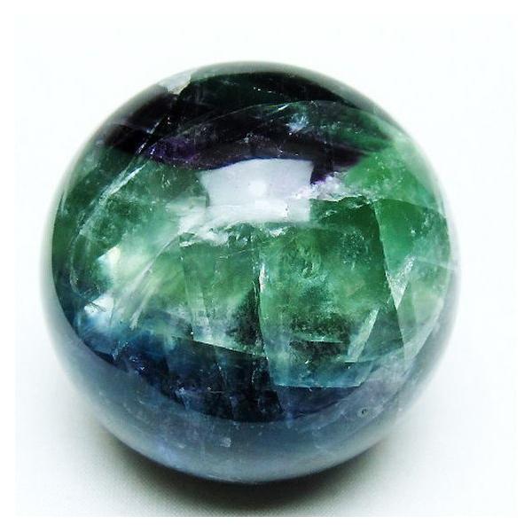 【フローライト（蛍石）】フローライトはハロゲン化鉱物の一種。紫外線や熱を加えると蛍光現象がみられることから、和名は蛍石といいます。様々な色が存在し、グリーン、パープル、ブルー等があり、ミックスカラーのものはレインボーフローライトと呼ばれます...