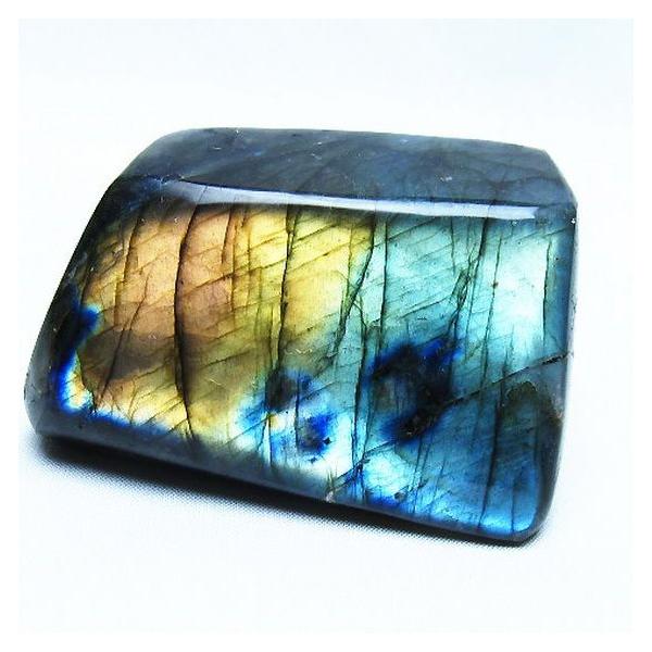 【ラブラドライト】ラブラドライトは神経を研ぎ澄まし眠れる潜在能力を引き出し、自信を回復させてくれるといわれております。 また落ち込みや怒り、ストレスなどの抑圧されたマイナスエネルギーの感情を解き放ち深い癒しをも与えるようです。太陽と月の陰陽...