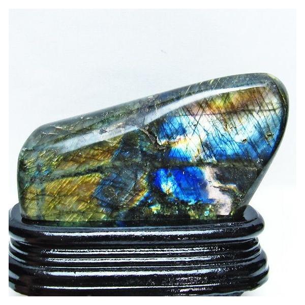 【ラブラドライト】ラブラドライトは神経を研ぎ澄まし眠れる潜在能力を引き出し、自信を回復させてくれるといわれております。 また落ち込みや怒り、ストレスなどの抑圧されたマイナスエネルギーの感情を解き放ち深い癒しをも与えるようです。太陽と月の陰陽...