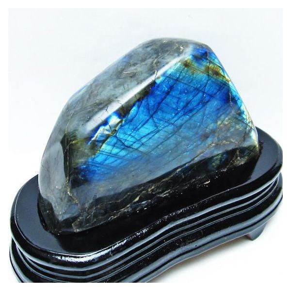 【ラブラドライト】ラブラドライトは神経を研ぎ澄まし眠れる潜在能力を引き出し、自信を回復させてくれるといわれております。 また落ち込みや怒り、ストレスなどの抑圧されたマイナスエネルギーの感情を解き放ち深い癒しをも与えるようです。太陽と月の陰陽...