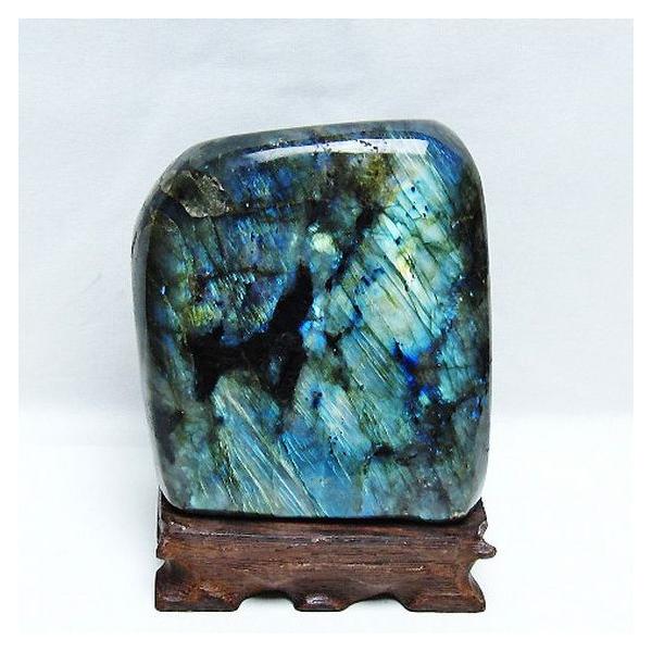 【ラブラドライト】ラブラドライトは神経を研ぎ澄まし眠れる潜在能力を引き出し、自信を回復させてくれるといわれております。 また落ち込みや怒り、ストレスなどの抑圧されたマイナスエネルギーの感情を解き放ち深い癒しをも与えるようです。太陽と月の陰陽...