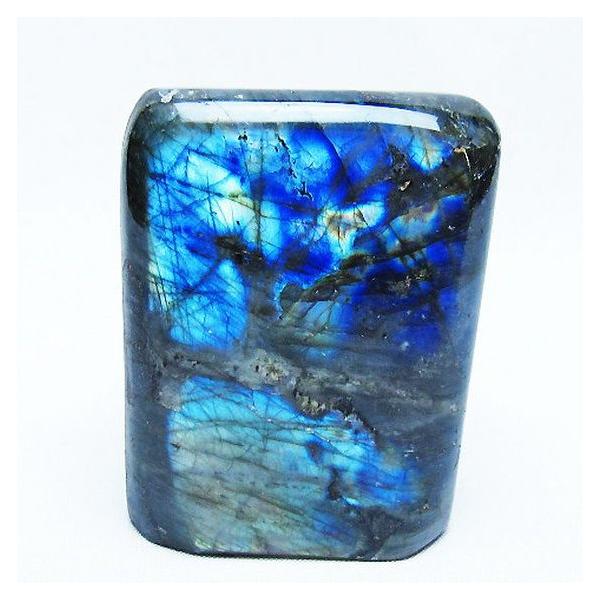 【ラブラドライト】ラブラドライトは神経を研ぎ澄まし眠れる潜在能力を引き出し、自信を回復させてくれるといわれております。 また落ち込みや怒り、ストレスなどの抑圧されたマイナスエネルギーの感情を解き放ち深い癒しをも与えるようです。太陽と月の陰陽...