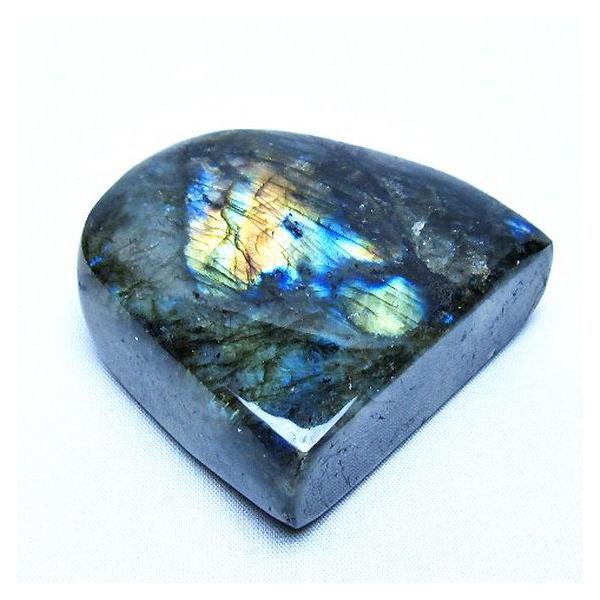 【ラブラドライト】ラブラドライトは神経を研ぎ澄まし眠れる潜在能力を引き出し、自信を回復させてくれるといわれております。 また落ち込みや怒り、ストレスなどの抑圧されたマイナスエネルギーの感情を解き放ち深い癒しをも与えるようです。太陽と月の陰陽...