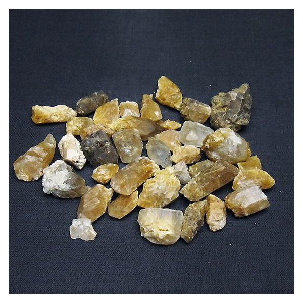 ■商品名：ルチル入り 水晶 原石 t626-1531■商品ID：t626-1531■商品サイズ：高約:15mm〜27mm　  横約:12mm〜21mm　 厚約:12mm〜18mm■商品重量：約 100g