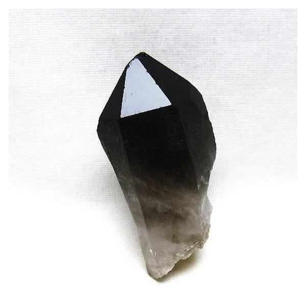 【黒水晶】黒水晶（モリオン）は茶水晶と同じく自然の放射線の影響で暗色に変化した水晶です。そのため水晶の透明度に関わらず、見た目で黒く見えるものは黒水晶、茶色のものは煙水晶と呼ばれるようです。黒水晶も水晶ですので強い光に当てると透けます。古代...