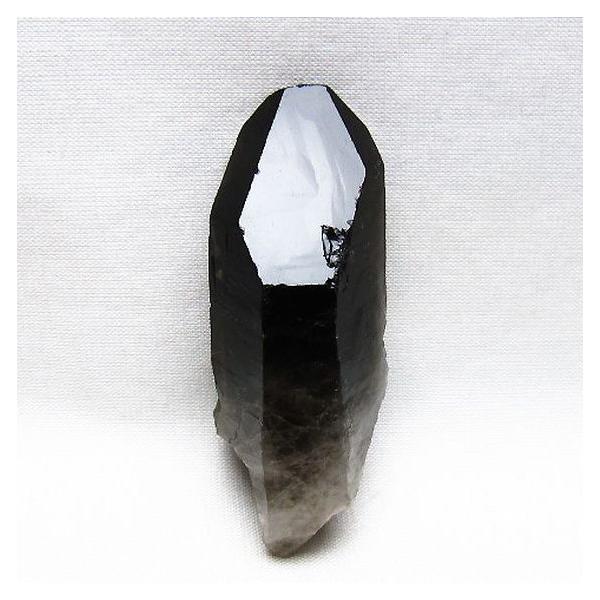 【黒水晶】黒水晶（モリオン）は茶水晶と同じく自然の放射線の影響で暗色に変化した水晶です。そのため水晶の透明度に関わらず、見た目で黒く見えるものは黒水晶、茶色のものは煙水晶と呼ばれるようです。黒水晶も水晶ですので強い光に当てると透けます。古代...