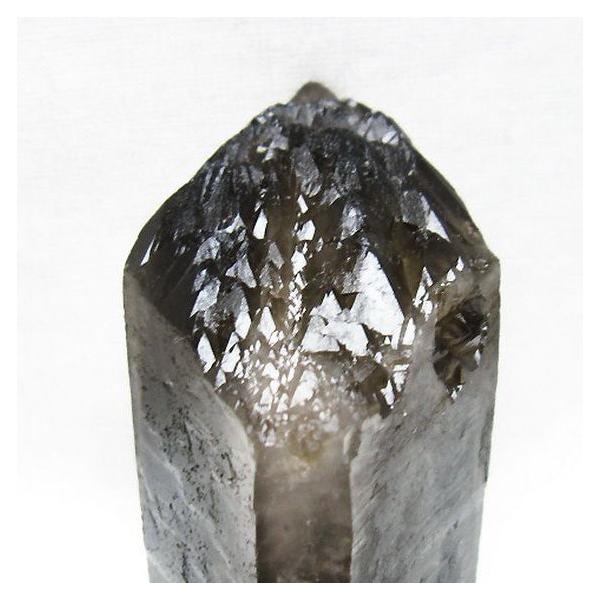 【黒水晶】黒水晶（モリオン）は茶水晶と同じく自然の放射線の影響で暗色に変化した水晶です。そのため水晶の透明度に関わらず、見た目で黒く見えるものは黒水晶、茶色のものは煙水晶と呼ばれるようです。黒水晶も水晶ですので強い光に当てると透けます。古代...