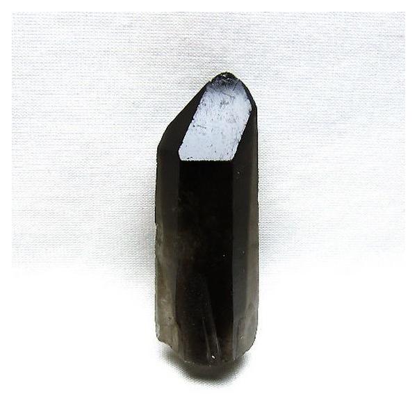 【黒水晶】黒水晶（モリオン）は茶水晶と同じく自然の放射線の影響で暗色に変化した水晶です。そのため水晶の透明度に関わらず、見た目で黒く見えるものは黒水晶、茶色のものは煙水晶と呼ばれるようです。黒水晶も水晶ですので強い光に当てると透けます。古代...