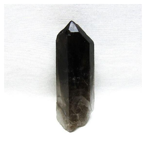 【黒水晶】黒水晶（モリオン）は茶水晶と同じく自然の放射線の影響で暗色に変化した水晶です。そのため水晶の透明度に関わらず、見た目で黒く見えるものは黒水晶、茶色のものは煙水晶と呼ばれるようです。黒水晶も水晶ですので強い光に当てると透けます。古代...