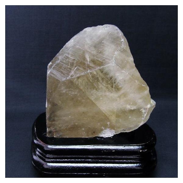 【ライトニングクォーツ（雷水晶）】ライトニングクォーツは雷が落ちてできたと言われています。地中にある水晶に、落雷による強烈な電圧と電流が加わり、クラックや溶解痕が出来たものとされています。水晶は電気やエネルギーを記憶したりする性質があり、ラ...