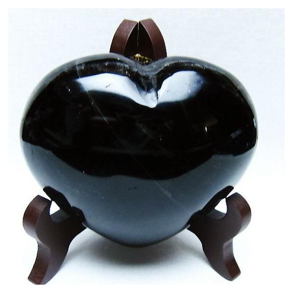 【黒水晶】黒水晶（モリオン）は茶水晶と同じく自然の放射線の影響で暗色に変化した水晶です。そのため水晶の透明度に関わらず、見た目で黒く見えるものは黒水晶、茶色のものは煙水晶と呼ばれるようです。黒水晶も水晶ですので強い光に当てると透けます。古代...