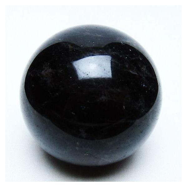【黒水晶】黒水晶（モリオン）は茶水晶と同じく自然の放射線の影響で暗色に変化した水晶です。そのため水晶の透明度に関わらず、見た目で黒く見えるものは黒水晶、茶色のものは煙水晶と呼ばれるようです。黒水晶も水晶ですので強い光に当てると透けます。古代...