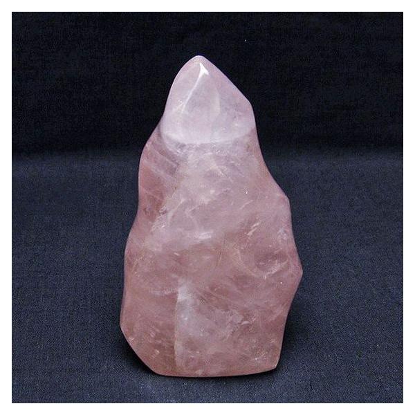 【ローズクォーツ】ローズクォーツは柔らかい優しいピンクの水晶です。アルミニウムや酸化チタンなどの結晶を含むためにピンク色になると考えられています。これらの微細な結晶が分散しているため、石全体の透明度が低く、濁っていたりひびがあります。高品質...