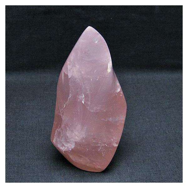 【ローズクォーツ】ローズクォーツは柔らかい優しいピンクの水晶です。アルミニウムや酸化チタンなどの結晶を含むためにピンク色になると考えられています。これらの微細な結晶が分散しているため、石全体の透明度が低く、濁っていたりひびがあります。高品質...
