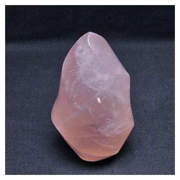 【ローズクォーツ】ローズクォーツは柔らかい優しいピンクの水晶です。アルミニウムや酸化チタンなどの結晶を含むためにピンク色になると考えられています。これらの微細な結晶が分散しているため、石全体の透明度が低く、濁っていたりひびがあります。高品質...