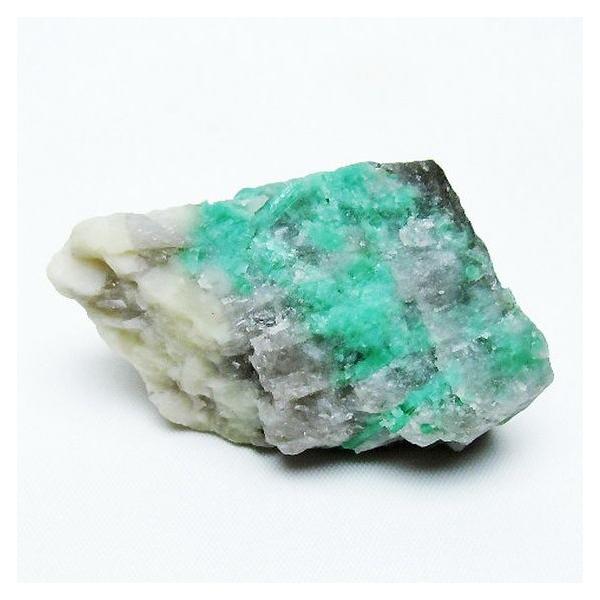 【エメラルド（翠玉）】エメラルドは柔らかさと爽やかさを兼ね備えた、美しい緑の石です。ベリル（緑柱石）の一種となります。古来は紀元前4000年前のバビロニアで使用されていた歴史を持つ石で、今も多くの人々に愛用され続けています。世界四大宝石の一...