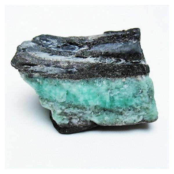 【エメラルド（翠玉）】エメラルドは柔らかさと爽やかさを兼ね備えた、美しい緑の石です。ベリル（緑柱石）の一種となります。古来は紀元前4000年前のバビロニアで使用されていた歴史を持つ石で、今も多くの人々に愛用され続けています。世界四大宝石の一...