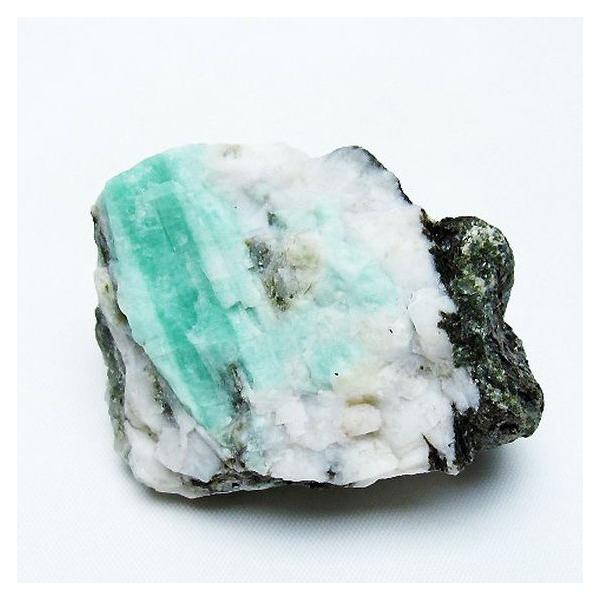 【エメラルド（翠玉）】エメラルドは柔らかさと爽やかさを兼ね備えた、美しい緑の石です。ベリル（緑柱石）の一種となります。古来は紀元前4000年前のバビロニアで使用されていた歴史を持つ石で、今も多くの人々に愛用され続けています。世界四大宝石の一...