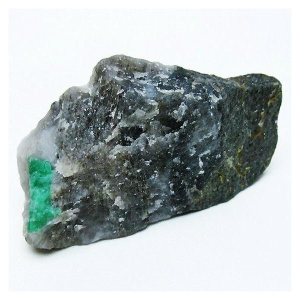 【エメラルド（翠玉）】エメラルドは柔らかさと爽やかさを兼ね備えた、美しい緑の石です。ベリル（緑柱石）の一種となります。古来は紀元前4000年前のバビロニアで使用されていた歴史を持つ石で、今も多くの人々に愛用され続けています。世界四大宝石の一...