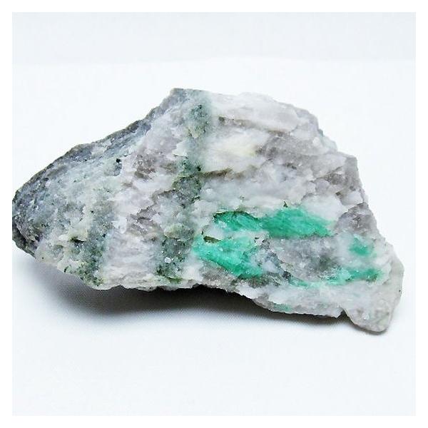 【エメラルド（翠玉）】エメラルドは柔らかさと爽やかさを兼ね備えた、美しい緑の石です。ベリル（緑柱石）の一種となります。古来は紀元前4000年前のバビロニアで使用されていた歴史を持つ石で、今も多くの人々に愛用され続けています。世界四大宝石の一...