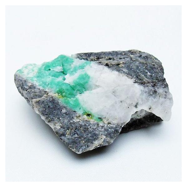 【エメラルド（翠玉）】エメラルドは柔らかさと爽やかさを兼ね備えた、美しい緑の石です。ベリル（緑柱石）の一種となります。古来は紀元前4000年前のバビロニアで使用されていた歴史を持つ石で、今も多くの人々に愛用され続けています。世界四大宝石の一...