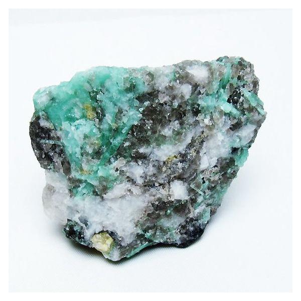 【エメラルド（翠玉）】エメラルドは柔らかさと爽やかさを兼ね備えた、美しい緑の石です。ベリル（緑柱石）の一種となります。古来は紀元前4000年前のバビロニアで使用されていた歴史を持つ石で、今も多くの人々に愛用され続けています。世界四大宝石の一...