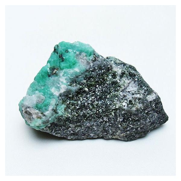 【エメラルド（翠玉）】エメラルドは柔らかさと爽やかさを兼ね備えた、美しい緑の石です。ベリル（緑柱石）の一種となります。古来は紀元前4000年前のバビロニアで使用されていた歴史を持つ石で、今も多くの人々に愛用され続けています。世界四大宝石の一...