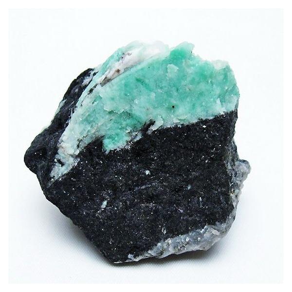 【エメラルド（翠玉）】エメラルドは柔らかさと爽やかさを兼ね備えた、美しい緑の石です。ベリル（緑柱石）の一種となります。古来は紀元前4000年前のバビロニアで使用されていた歴史を持つ石で、今も多くの人々に愛用され続けています。世界四大宝石の一...