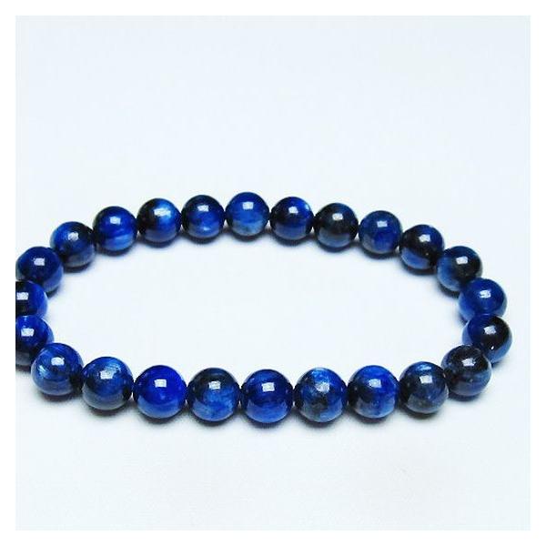 【カイヤナイト（藍晶石）】カイヤナイトは深く宇宙のような藍色が美しく、鉱物コレクターにも人気のある石です。大変に神秘的な色合いが、内面へと導く手助けをしてくれそうです。カイヤナイトは直観力や冷静さを高めるとされています。理路整然と物事を考え...