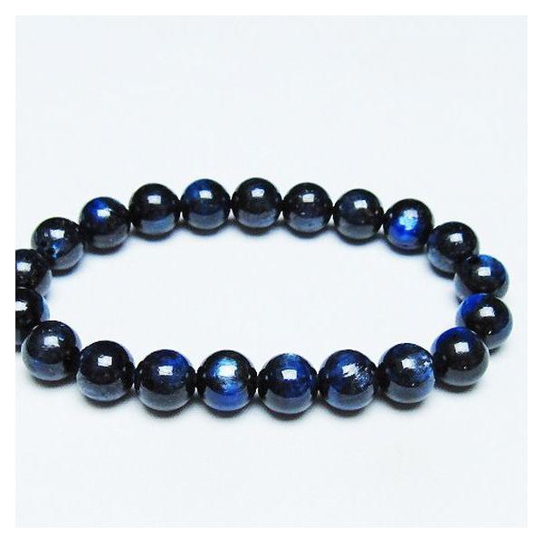 【カイヤナイト（藍晶石）】カイヤナイトは深く宇宙のような藍色が美しく、鉱物コレクターにも人気のある石です。大変に神秘的な色合いが、内面へと導く手助けをしてくれそうです。カイヤナイトは直観力や冷静さを高めるとされています。理路整然と物事を考え...