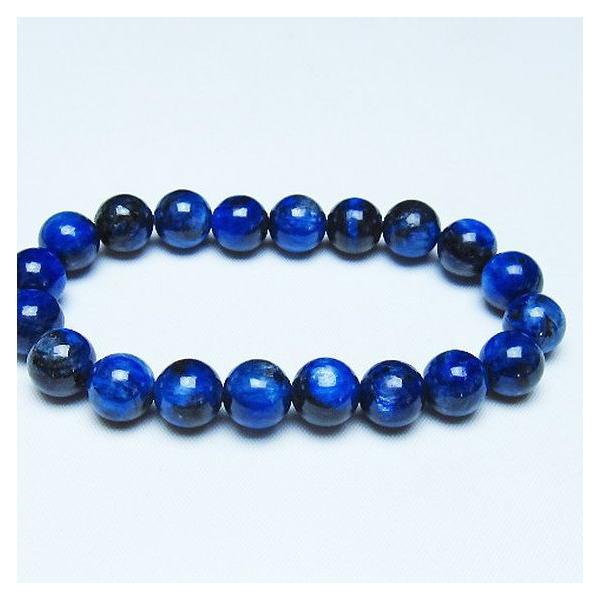 【カイヤナイト（藍晶石）】カイヤナイトは深く宇宙のような藍色が美しく、鉱物コレクターにも人気のある石です。大変に神秘的な色合いが、内面へと導く手助けをしてくれそうです。カイヤナイトは直観力や冷静さを高めるとされています。理路整然と物事を考え...