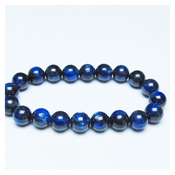 【カイヤナイト（藍晶石）】カイヤナイトは深く宇宙のような藍色が美しく、鉱物コレクターにも人気のある石です。大変に神秘的な色合いが、内面へと導く手助けをしてくれそうです。カイヤナイトは直観力や冷静さを高めるとされています。理路整然と物事を考え...