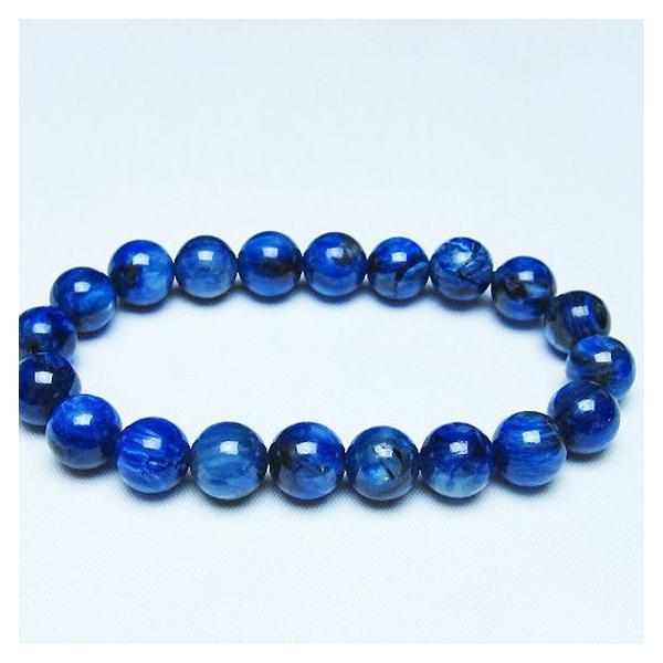 【カイヤナイト（藍晶石）】カイヤナイトは深く宇宙のような藍色が美しく、鉱物コレクターにも人気のある石です。大変に神秘的な色合いが、内面へと導く手助けをしてくれそうです。カイヤナイトは直観力や冷静さを高めるとされています。理路整然と物事を考え...