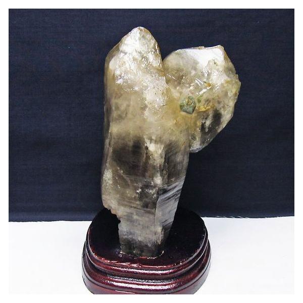 【ライトニングクォーツ（雷水晶）】ライトニングクォーツは雷が落ちてできたと言われています。地中にある水晶に、落雷による強烈な電圧と電流が加わり、クラックや溶解痕が出来たものとされています。水晶は電気やエネルギーを記憶したりする性質があり、ラ...