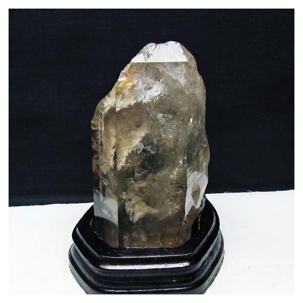 【ライトニングクォーツ（雷水晶）】ライトニングクォーツは雷が落ちてできたと言われています。地中にある水晶に、落雷による強烈な電圧と電流が加わり、クラックや溶解痕が出来たものとされています。水晶は電気やエネルギーを記憶したりする性質があり、ラ...