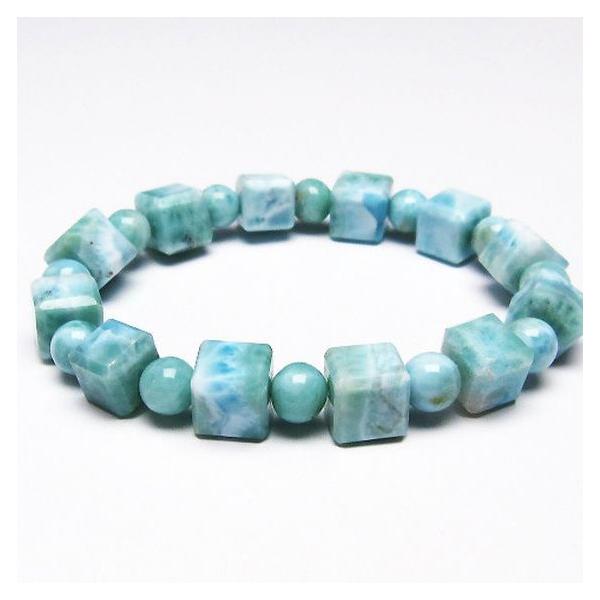 【ラリマー（ブルーペクトライト）】ラリマーはカリブ海の空と雲のような綺麗な空色の「愛と平和」の石です。その穏やかな波のような模様や色合いで、最近では有名人も愛用するくらいの人気を博しています。唯一ドミニカ共和国のみで産出される世界三大ヒーリ...