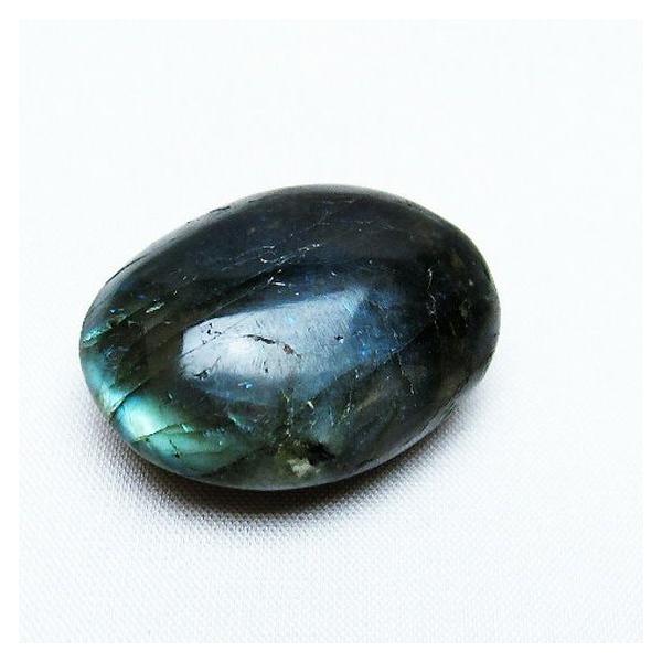 【ラブラドライト】ラブラドライトは神経を研ぎ澄まし眠れる潜在能力を引き出し、自信を回復させてくれるといわれております。 また落ち込みや怒り、ストレスなどの抑圧されたマイナスエネルギーの感情を解き放ち深い癒しをも与えるようです。太陽と月の陰陽...