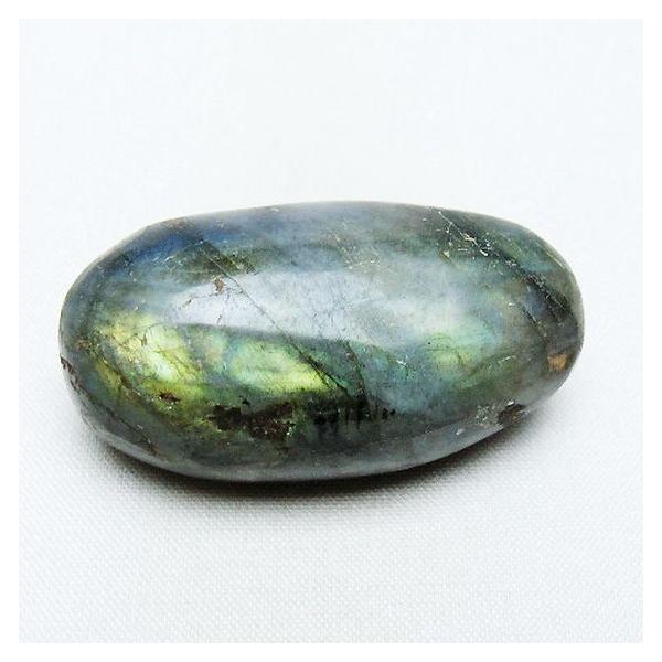【ラブラドライト】ラブラドライトは神経を研ぎ澄まし眠れる潜在能力を引き出し、自信を回復させてくれるといわれております。 また落ち込みや怒り、ストレスなどの抑圧されたマイナスエネルギーの感情を解き放ち深い癒しをも与えるようです。太陽と月の陰陽...
