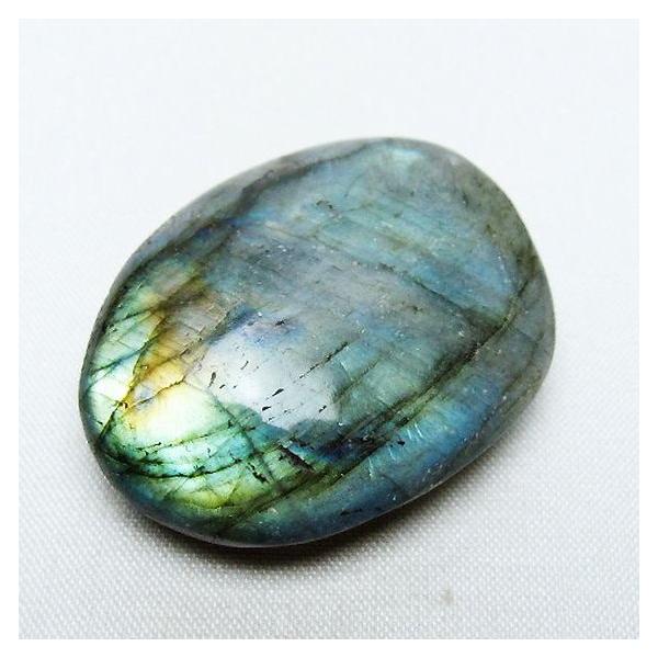 【ラブラドライト】ラブラドライトは神経を研ぎ澄まし眠れる潜在能力を引き出し、自信を回復させてくれるといわれております。 また落ち込みや怒り、ストレスなどの抑圧されたマイナスエネルギーの感情を解き放ち深い癒しをも与えるようです。太陽と月の陰陽...