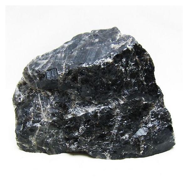 【黒水晶】黒水晶（モリオン）は茶水晶と同じく自然の放射線の影響で暗色に変化した水晶です。そのため水晶の透明度に関わらず、見た目で黒く見えるものは黒水晶、茶色のものは煙水晶と呼ばれるようです。黒水晶も水晶ですので強い光に当てると透けます。古代...