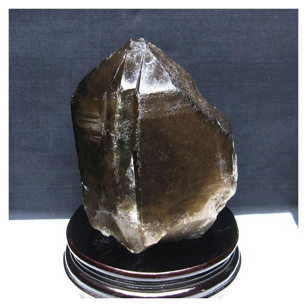 【ライトニングクォーツ（雷水晶）】ライトニングクォーツは雷が落ちてできたと言われています。地中にある水晶に、落雷による強烈な電圧と電流が加わり、クラックや溶解痕が出来たものとされています。水晶は電気やエネルギーを記憶したりする性質があり、ラ...