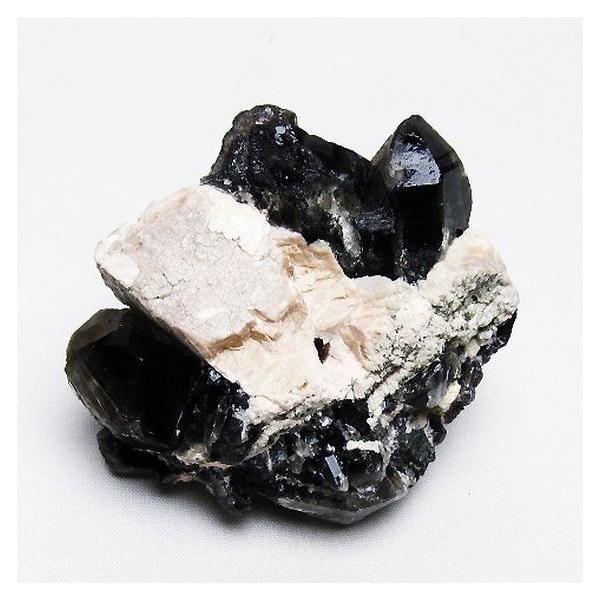 【黒水晶】黒水晶（モリオン）は茶水晶と同じく自然の放射線の影響で暗色に変化した水晶です。そのため水晶の透明度に関わらず、見た目で黒く見えるものは黒水晶、茶色のものは煙水晶と呼ばれるようです。黒水晶も水晶ですので強い光に当てると透けます。古代...