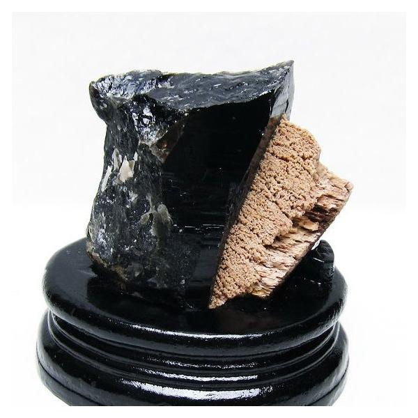 【黒水晶】黒水晶（モリオン）は茶水晶と同じく自然の放射線の影響で暗色に変化した水晶です。そのため水晶の透明度に関わらず、見た目で黒く見えるものは黒水晶、茶色のものは煙水晶と呼ばれるようです。黒水晶も水晶ですので強い光に当てると透けます。古代...