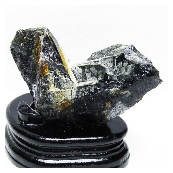 【黒水晶】黒水晶（モリオン）は茶水晶と同じく自然の放射線の影響で暗色に変化した水晶です。そのため水晶の透明度に関わらず、見た目で黒く見えるものは黒水晶、茶色のものは煙水晶と呼ばれるようです。黒水晶も水晶ですので強い光に当てると透けます。古代...