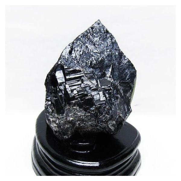 【黒水晶】黒水晶（モリオン）は茶水晶と同じく自然の放射線の影響で暗色に変化した水晶です。そのため水晶の透明度に関わらず、見た目で黒く見えるものは黒水晶、茶色のものは煙水晶と呼ばれるようです。黒水晶も水晶ですので強い光に当てると透けます。古代...