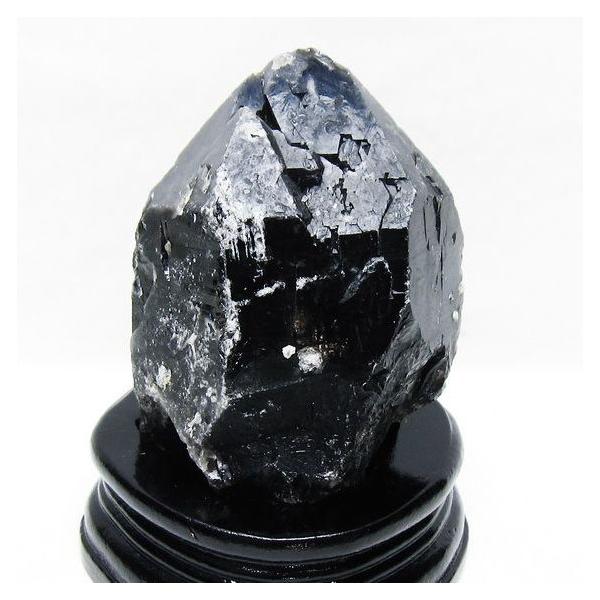 【黒水晶】黒水晶（モリオン）は茶水晶と同じく自然の放射線の影響で暗色に変化した水晶です。そのため水晶の透明度に関わらず、見た目で黒く見えるものは黒水晶、茶色のものは煙水晶と呼ばれるようです。黒水晶も水晶ですので強い光に当てると透けます。古代...