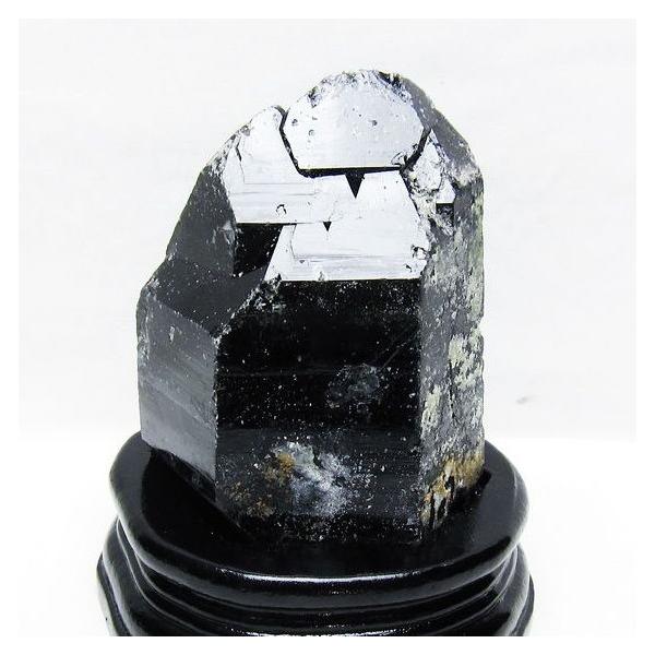 【黒水晶】黒水晶（モリオン）は茶水晶と同じく自然の放射線の影響で暗色に変化した水晶です。そのため水晶の透明度に関わらず、見た目で黒く見えるものは黒水晶、茶色のものは煙水晶と呼ばれるようです。黒水晶も水晶ですので強い光に当てると透けます。古代...